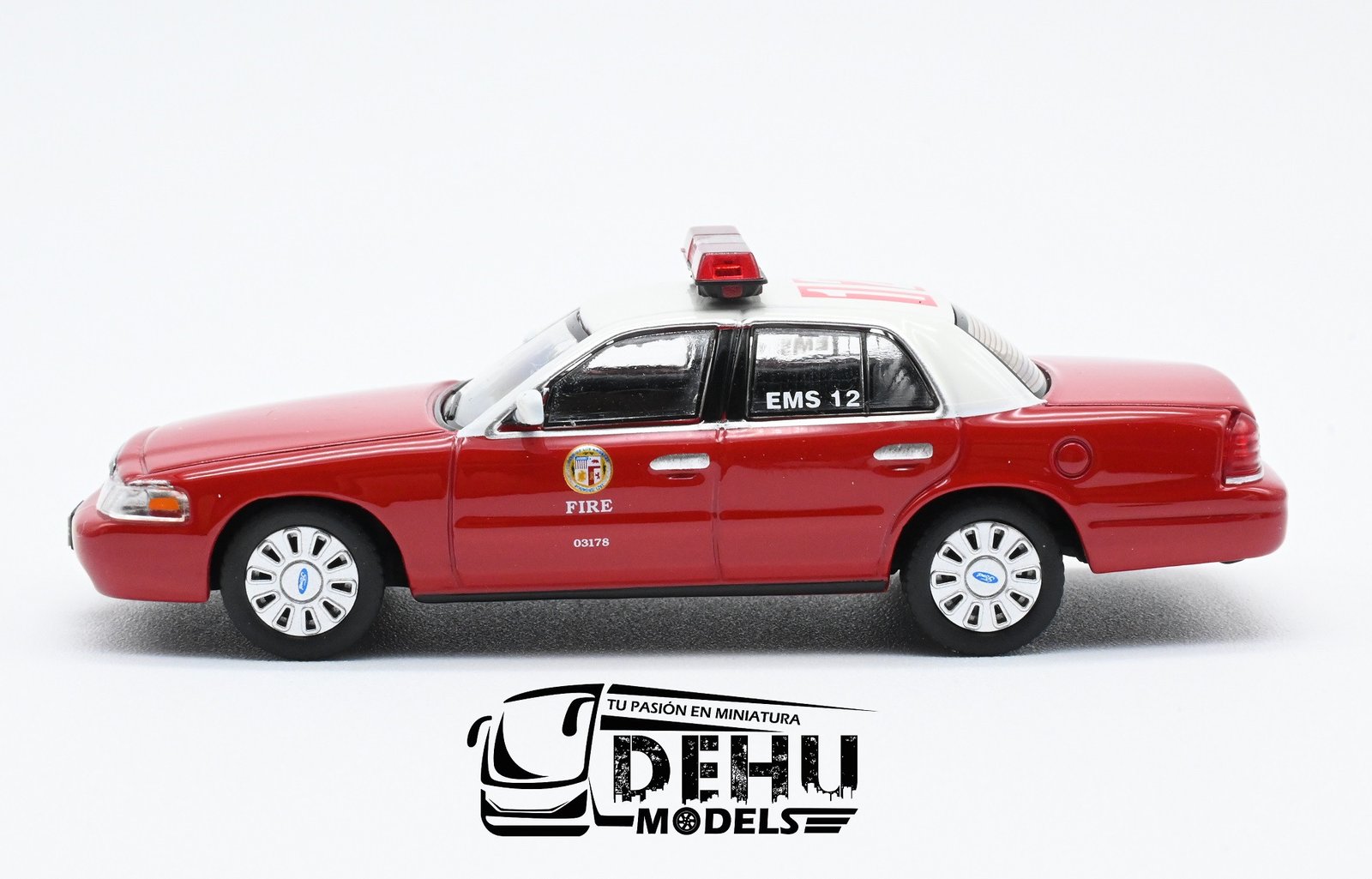 Auto a Escala 1/64 Ford Crown Victoria Los Angeles CA Fire Dept Rojo ...