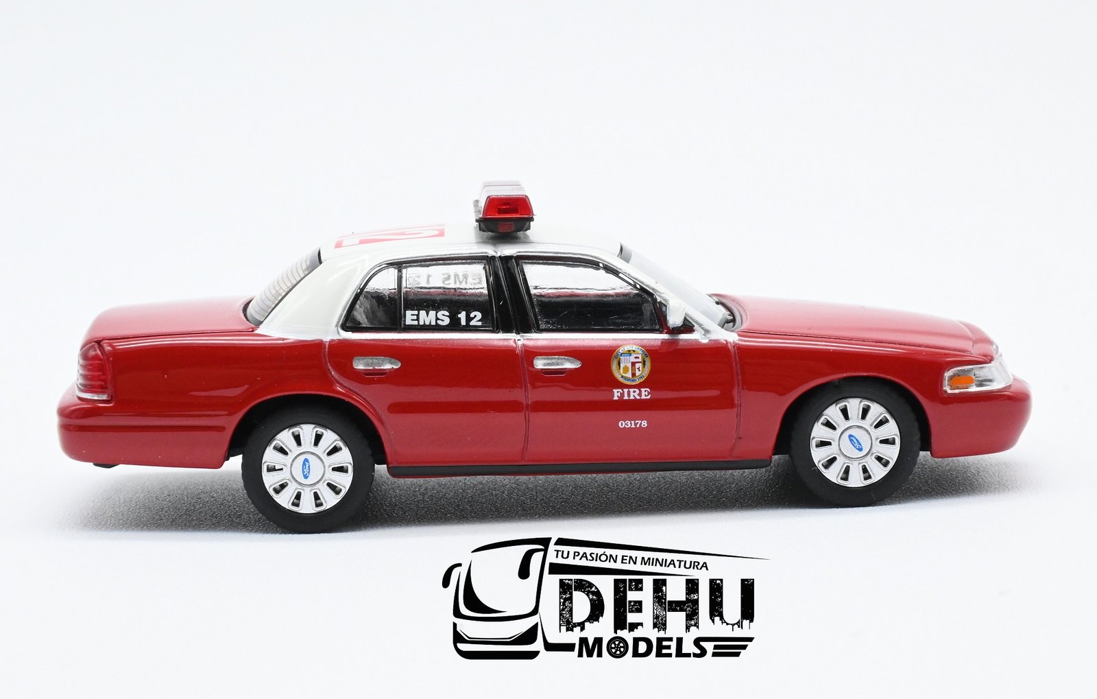 Auto a Escala 1/64 Ford Crown Victoria Los Angeles CA Fire Dept Rojo ...